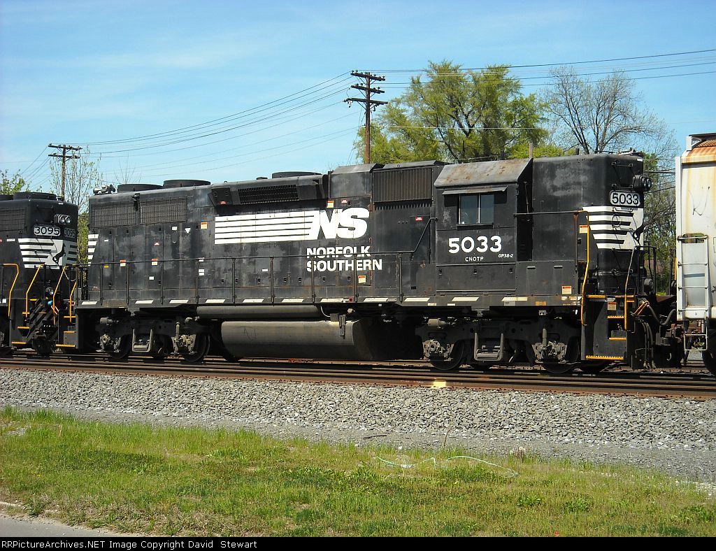 NS GP38-2 5033